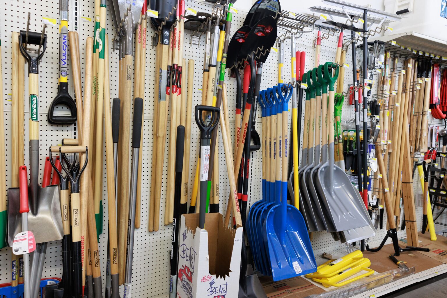 Lawn and Garden Department - Midlakes Sales